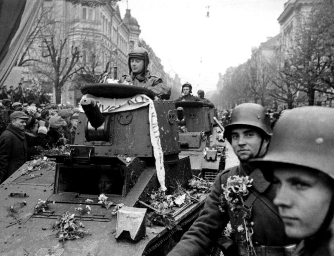 Колонна литовских танков Vickers M1933 входит в польский город Вильно ...