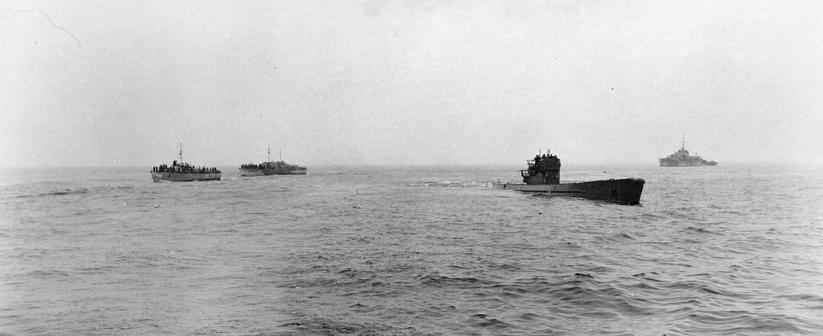 Канадские сторожевые катера сопровождают сдавшуюся немецкую подлодку U ...