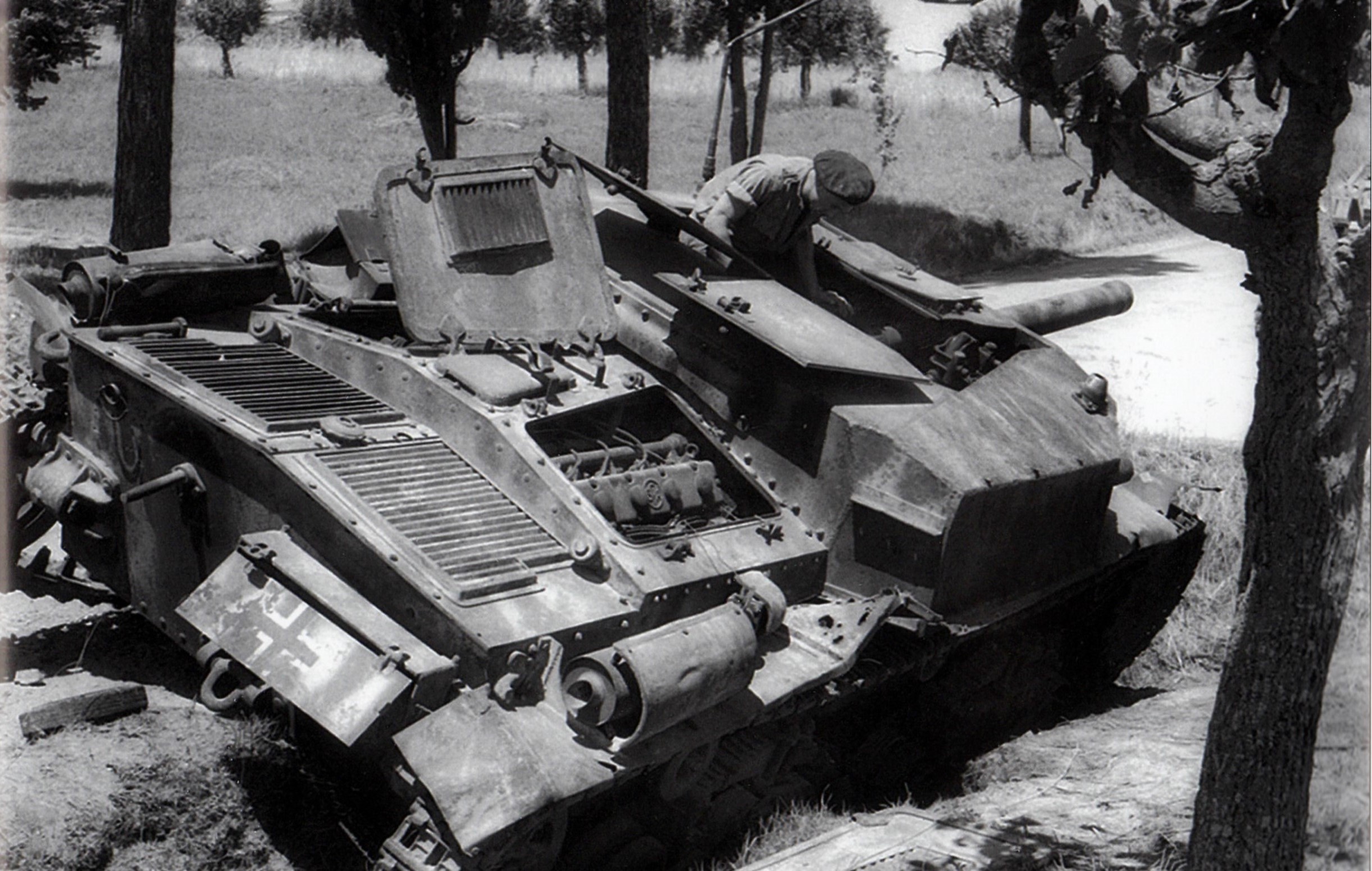 Канадский солдат осматривает САУ StuG M43 mit 105/25 853 (i), брошенную ...