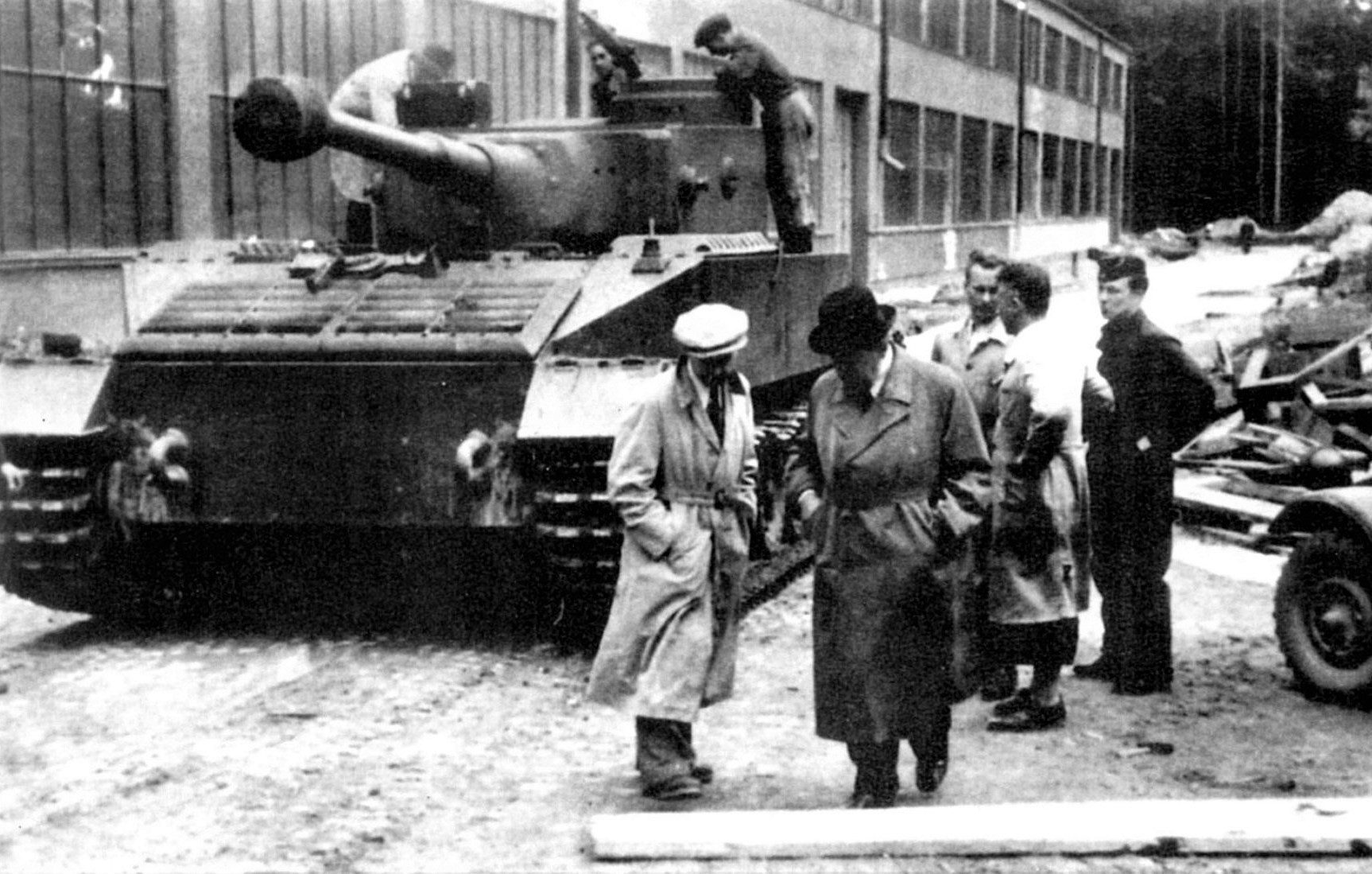 Конструктор Ф. Порше инспектирует один из прототипов танка VK 4501(P ...