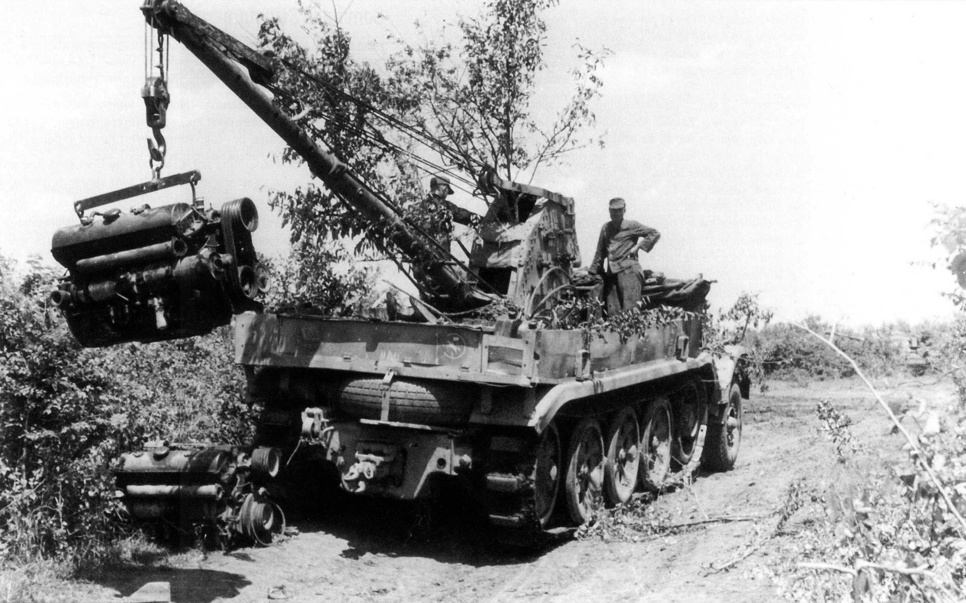 Немецкие техники в ходе работ по замене танкового двигателя Maybach HL ...